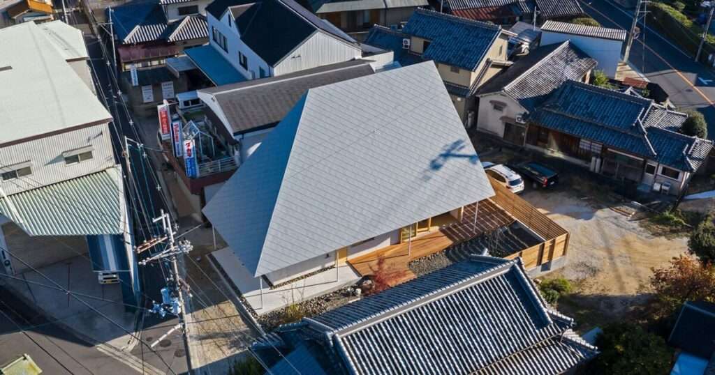 hamada design tops japanese home with rhombus-patterned galvalume roof ...